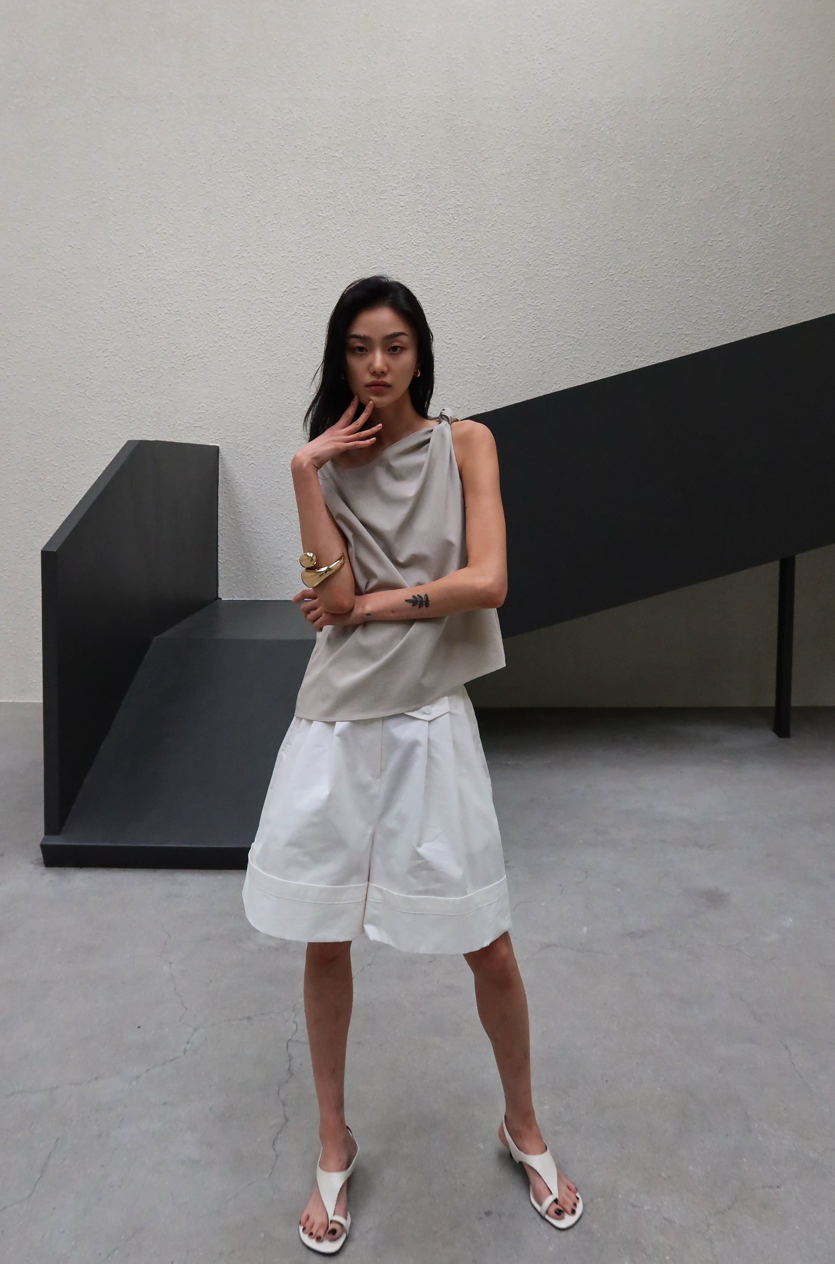BESIDE YOU NEW: Effortless Tailoring with Modern Fluidity